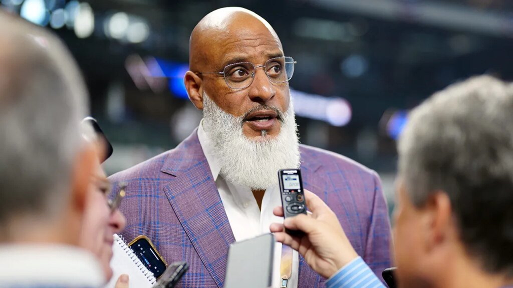 Según los informes, el director ejecutivo de la MLBPA, Tony Clark ...