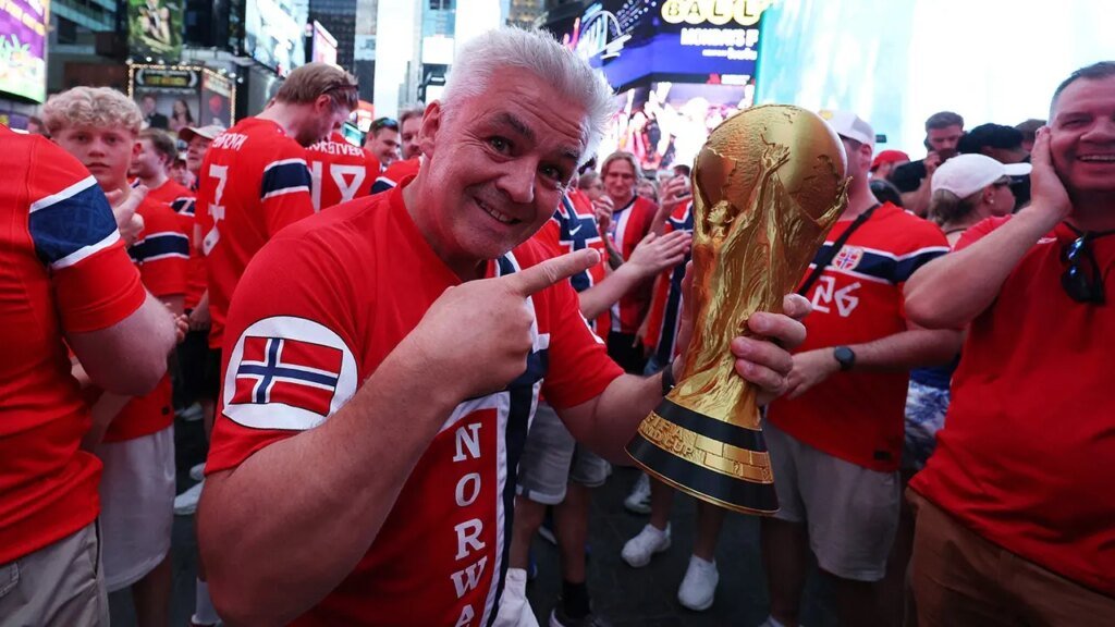 Los aficionados noruegos inundan el ‘Viking Row’ en Times Square antes ...